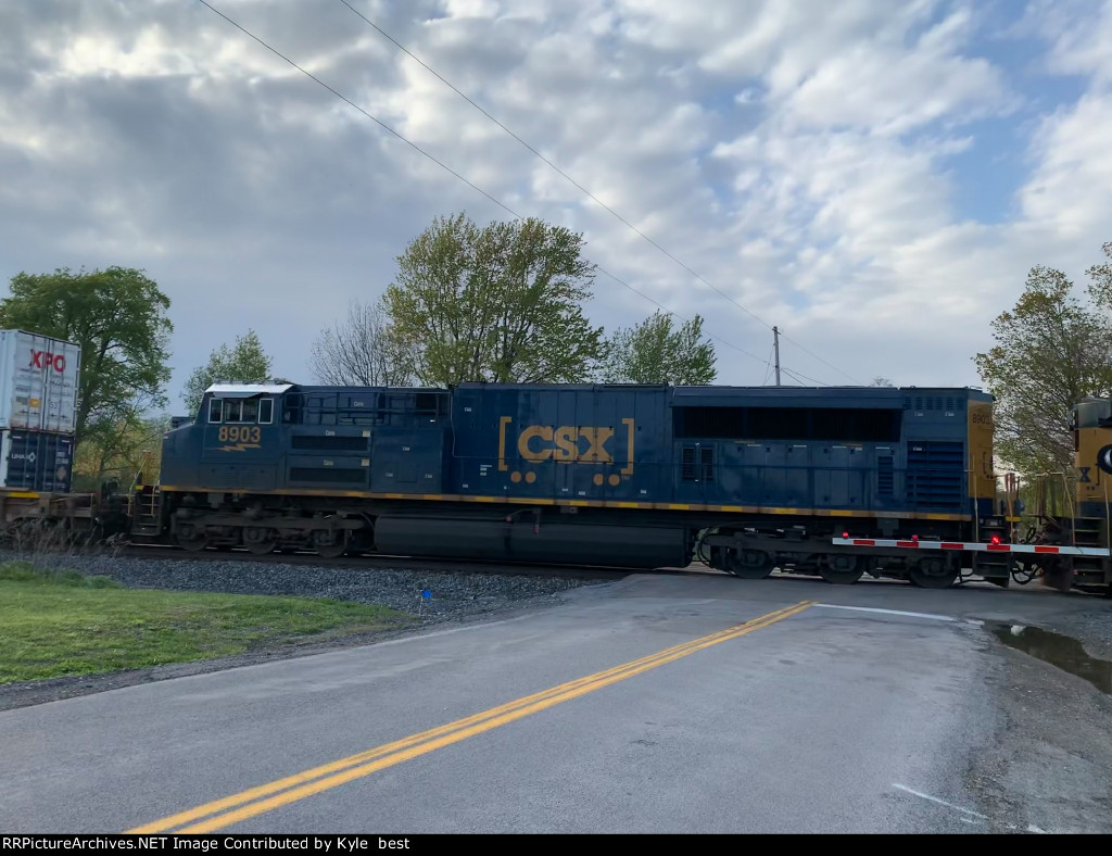 CSX 8903 on Q158